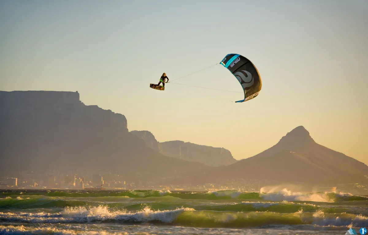 Daredevil Roderick Pijls kitesurft op de meest extreme plekken ter wereld