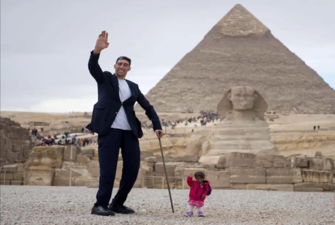 Langste man en kleinste vrouw ter wereld poseren voor piramide