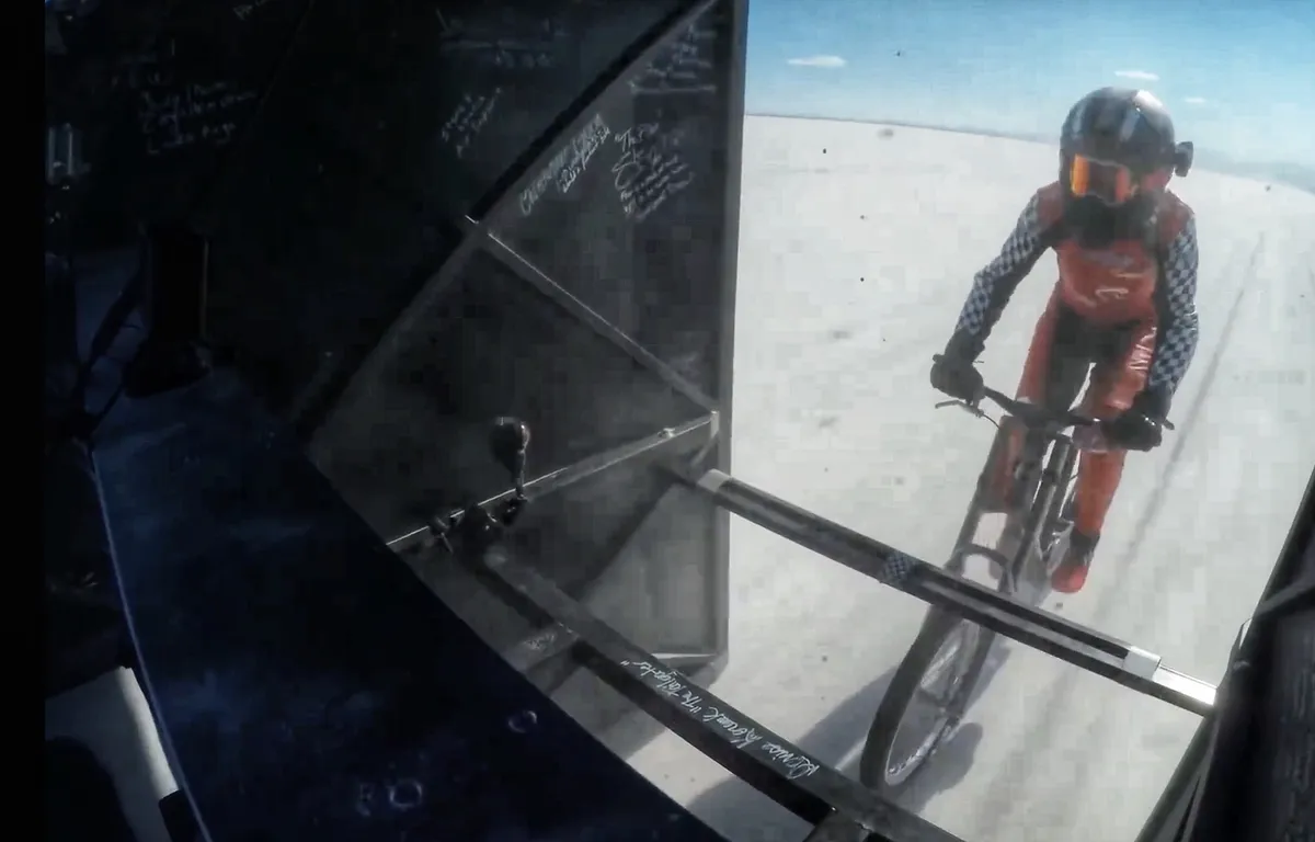 Vrouw verbreekt wereldrecord door bijna 300 kilometer per uur te fietsen