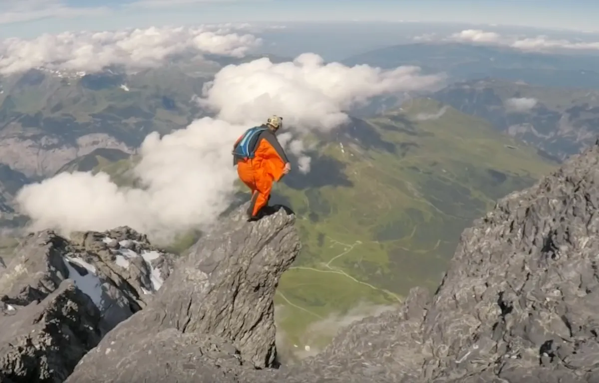 Dude in wingsuit jumpt van 3970 meter hoge berg in Zwitserland
