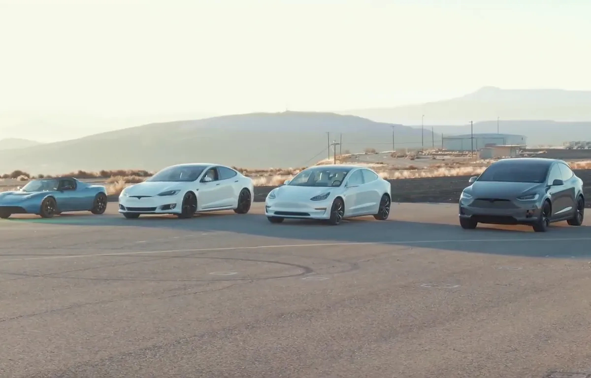 Alle Tesla modellen ooit gemaakt doen een geluidloze dragrace