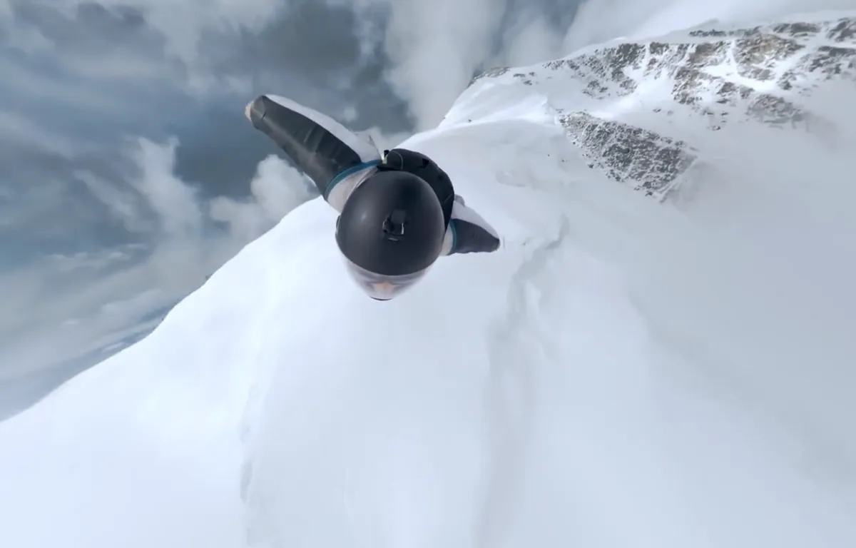 Eindbaas scheert in wingsuit over bergtoppen van Zwitserse Alpen