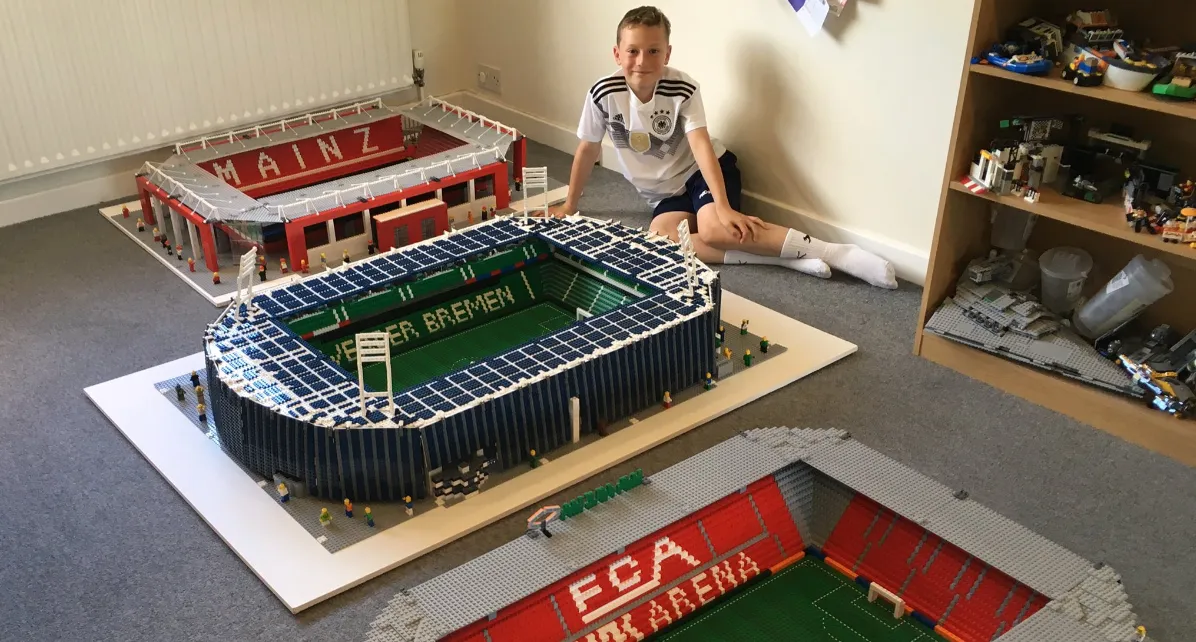 11-jarig ventje bouwt Bundesliga-stadions na met LEGO
