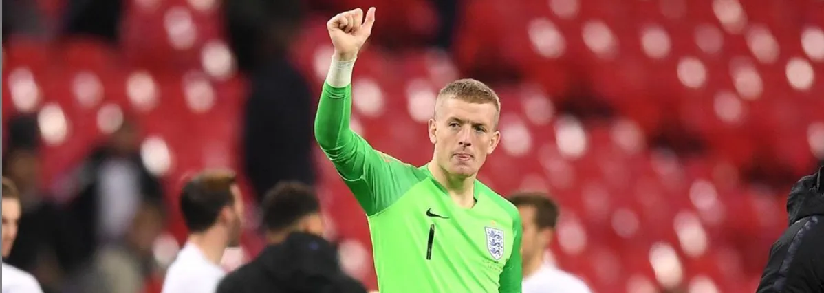 De Engelse Everton-doelman Jordan Pickford adt een pilsje bij het WK Darts