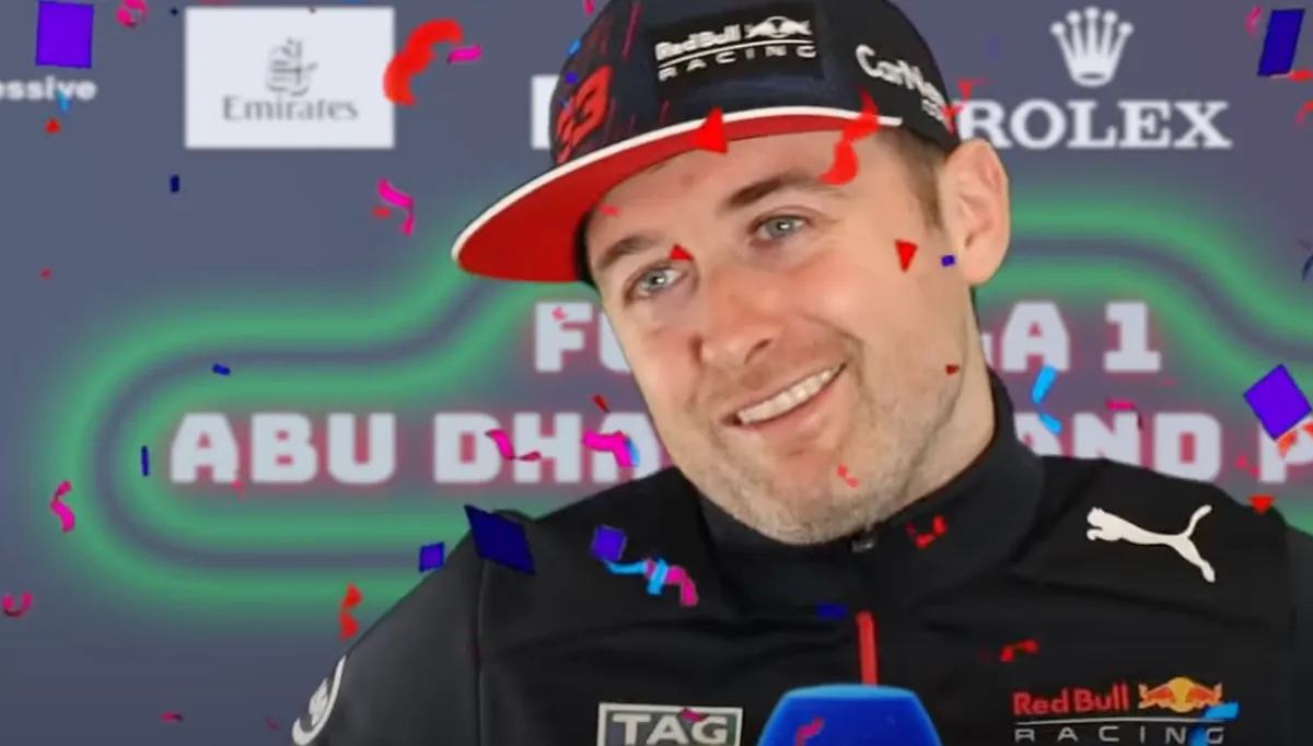 Comedian Conor Moore doet op weergaloze wijze alle F1-coureurs na