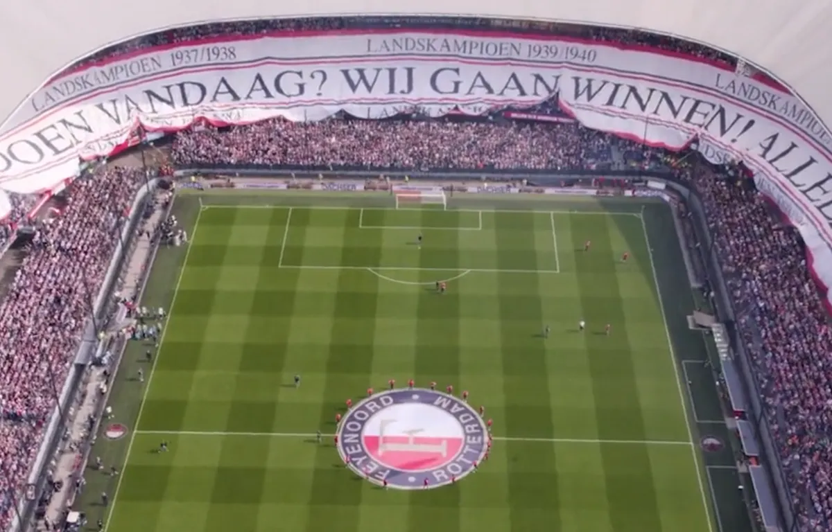 Kersverse landskampioen Feyenoord versiert De Kuip met spandoek van 550 ...