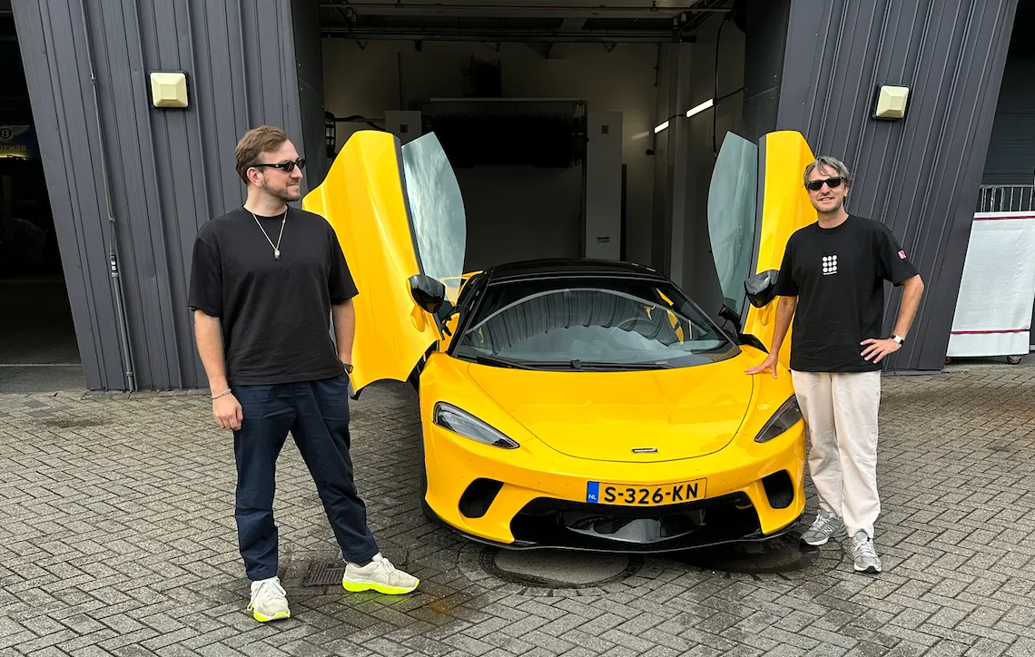 On Tour met techno dj Colyn in een McLaren GT: “Dit is een ...