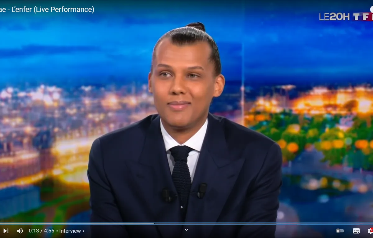 Stromae verrast Jan en alleman en begint midden in live interview te zingen