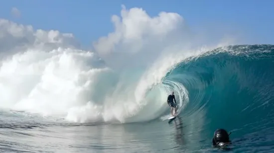 Surfdude showt zijn ziekste trucs