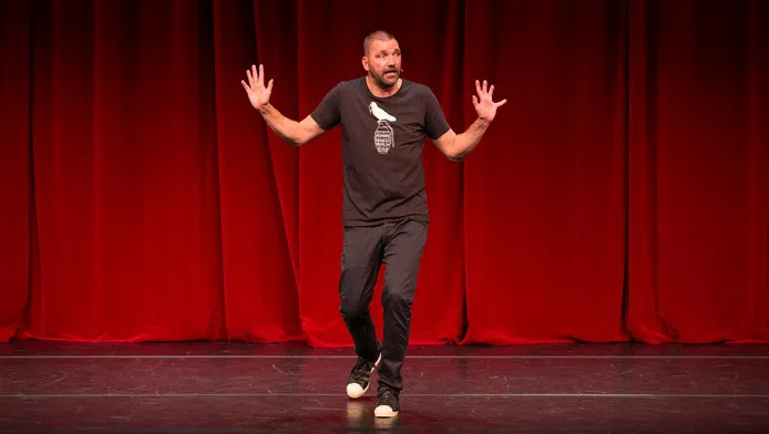 Theo Maassen: Van Kwaad Tot Erger staat nu op Netflix