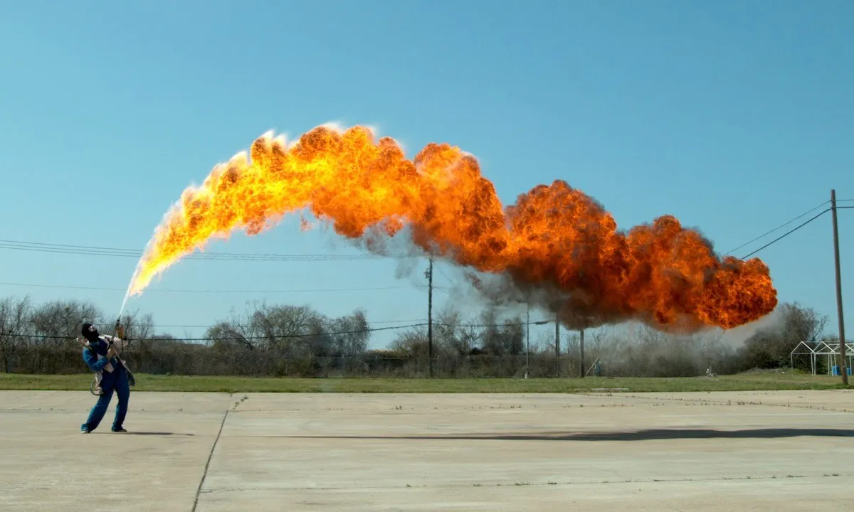 Dit filmpje van een vlammenwerper in slow-motion is gruwelijk mooi