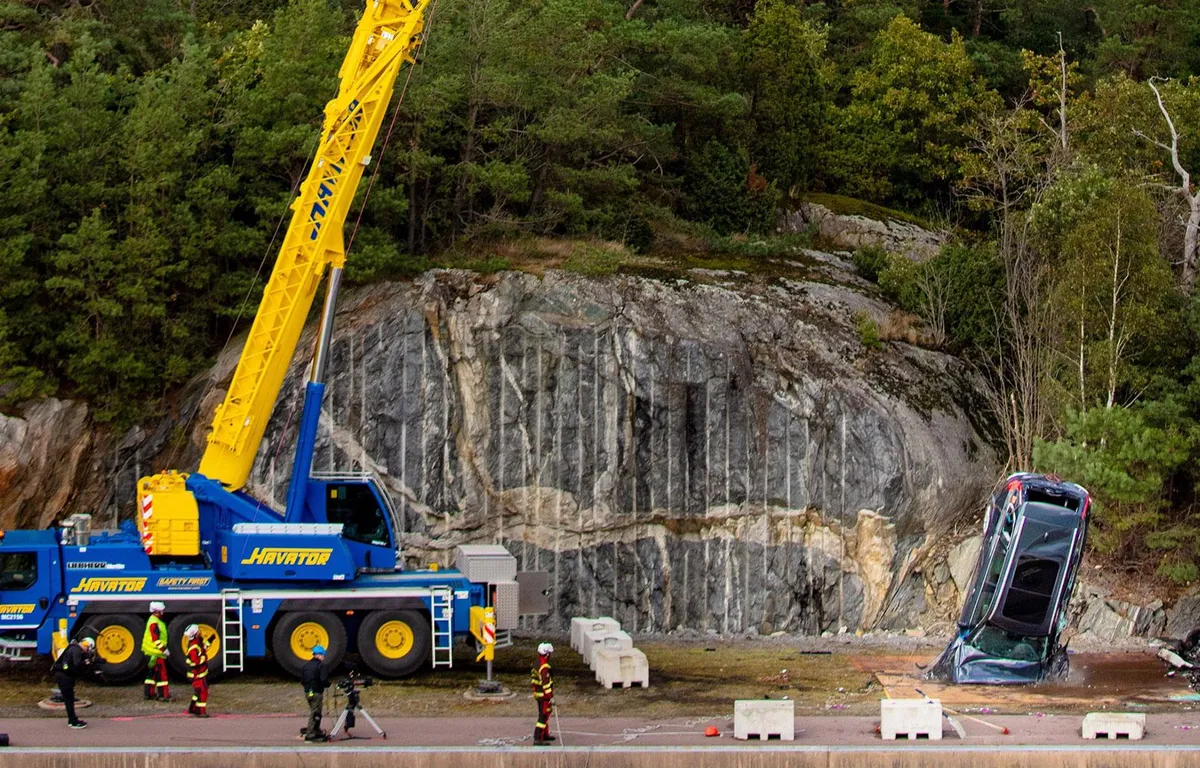 Ultieme crashtest: Volvo laat nieuwe modellen 30 meter naar beneden ...