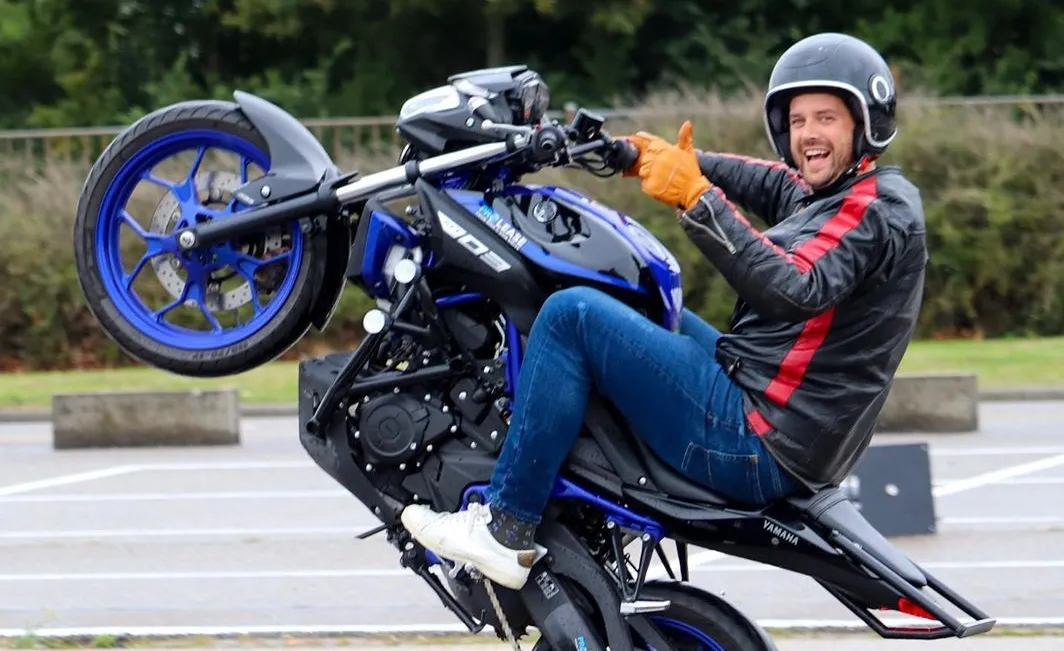 Leer wheelies maken als een baas en neem een cursus bij de Stunt and ...