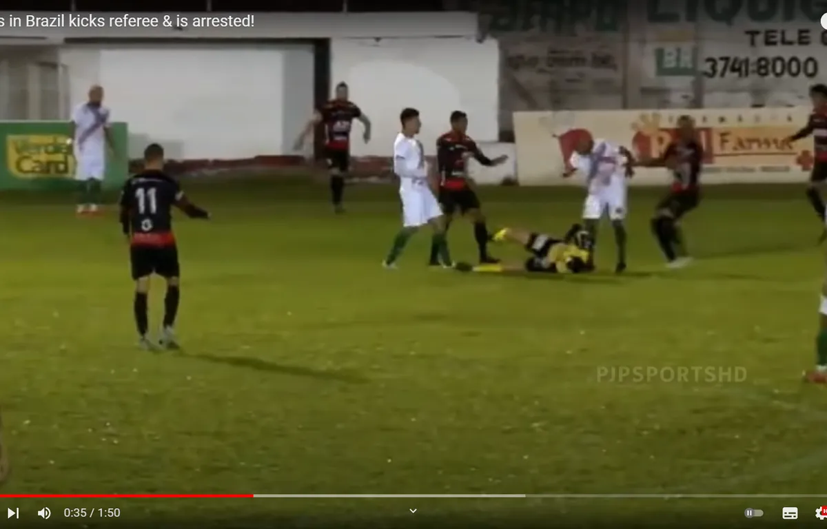 Braziliaanse voetballer draait volledig door en trapt scheidsrechter het ziekenhuis in
