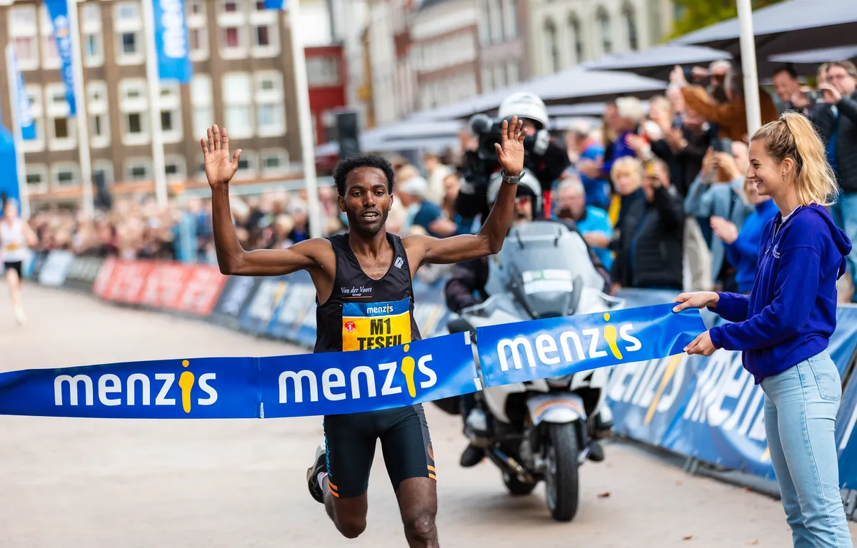 Filmon Tesfu en Sarah Lahti winnaars Menzis 4 Mijl van Groningen