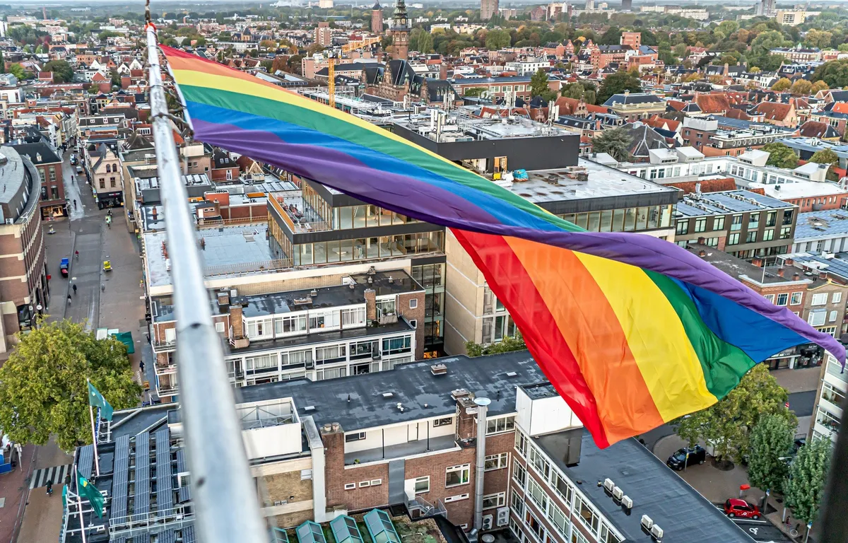 Regenboogvlaggen wapperen in Groningen tijdens internationale Coming-Outdag