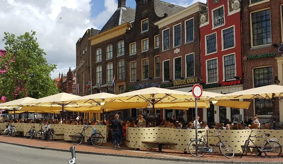 'Terrassen op parkeerplaatsen in de zomer'