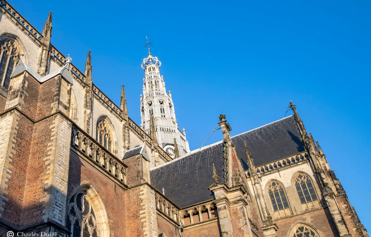 Kerkklokken luiden om Haarlemmers in isolement 'met elkaar te verbinden'