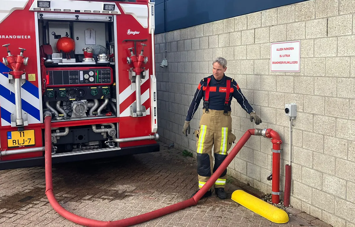 Brandweer Kennemerland blust met hemelwater