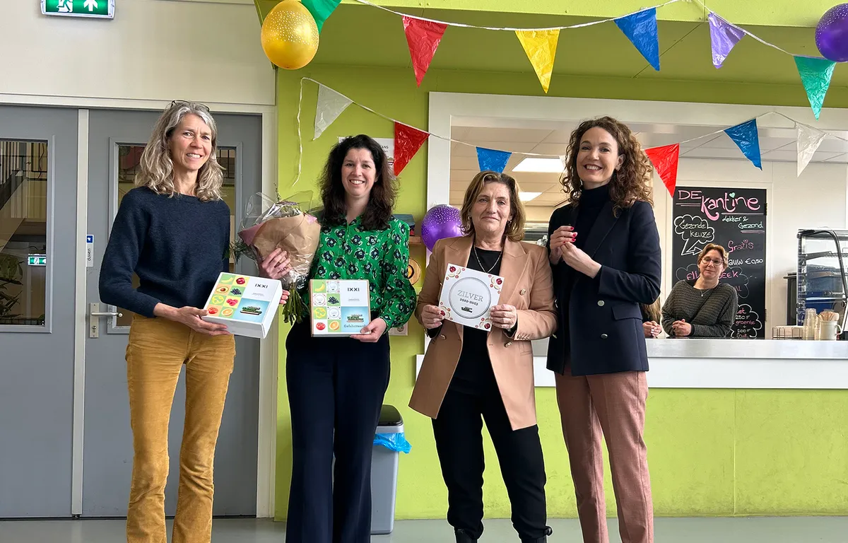 Zilveren Schoolkantine schaal voor Prof. Dr. Gunningschool in Haarlem