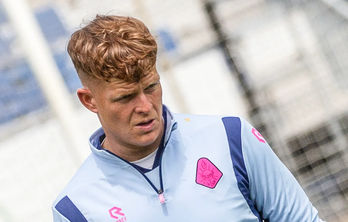 Rode kaart en blunder Koeman leveren FC Emmen drie punten op tegen Telstar