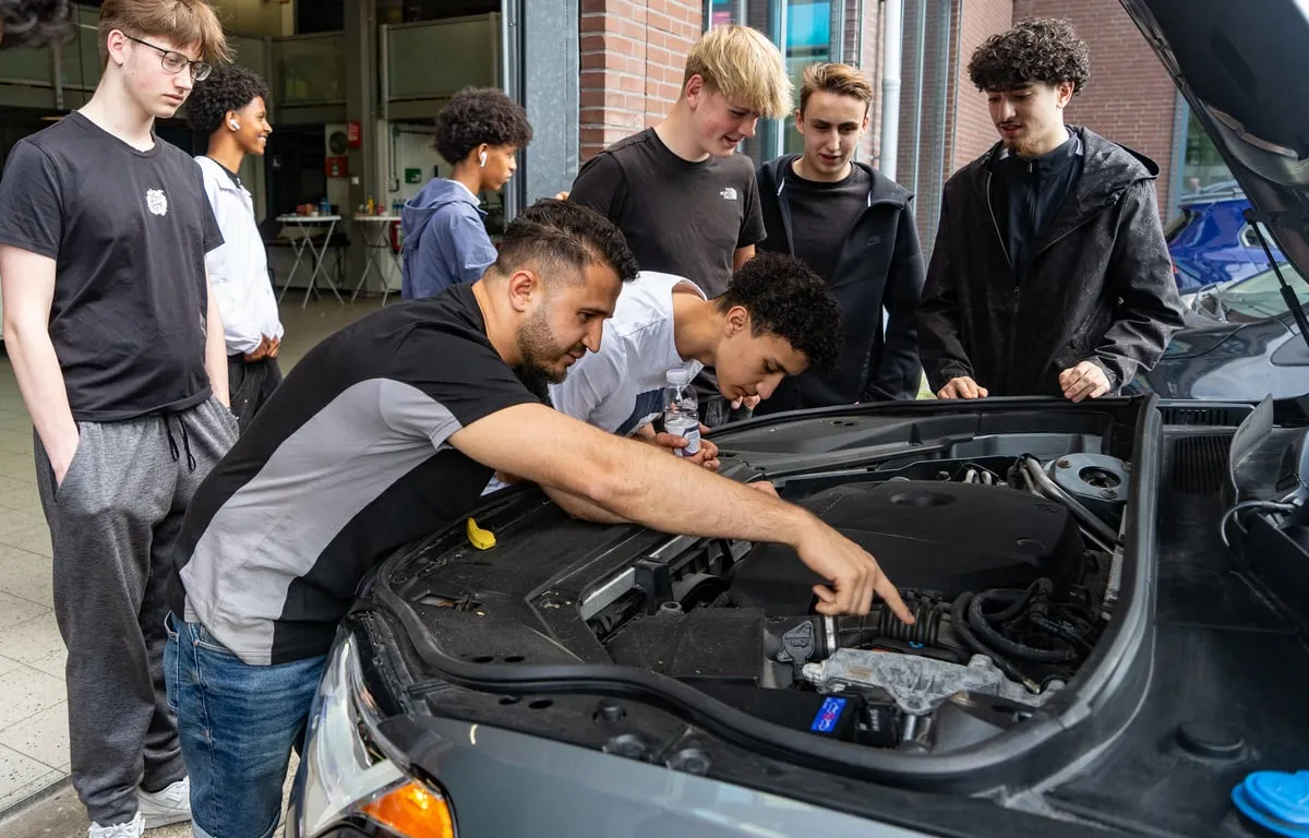 Moderne, hybride Volvo voor studenten Autotechniek Nova College