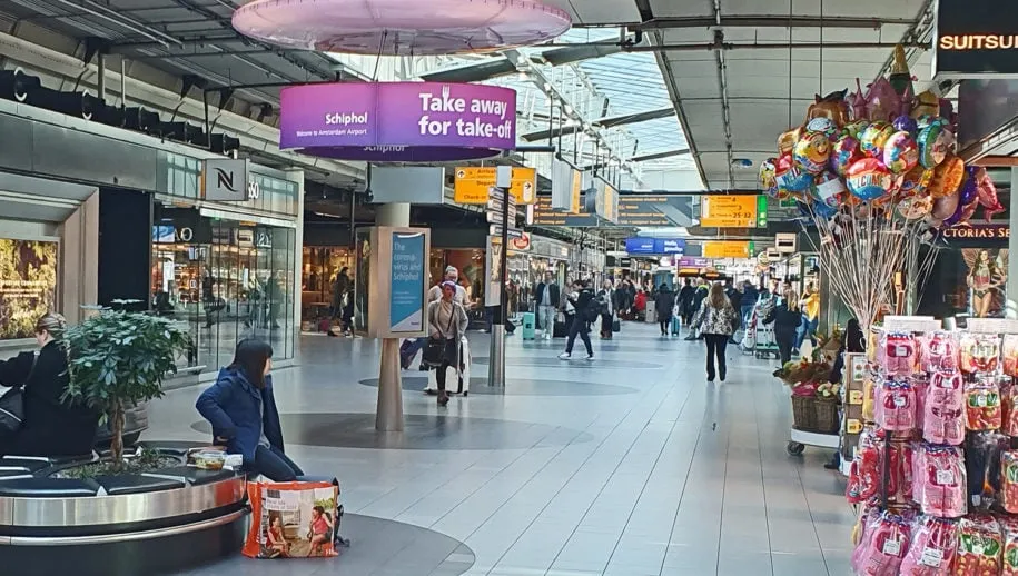 Deel winkels op Schiphol stopt met verkopen plastic waterflesjes