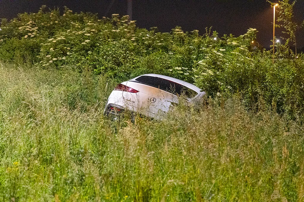 Dure Mercedes AMG raakt van de weg langs de N207; bestuurder neemt de benen