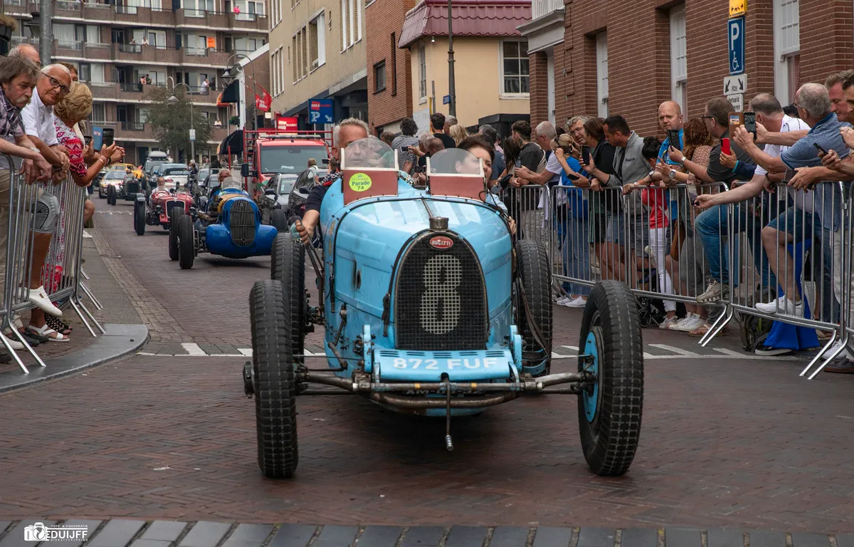 Rit Historic Cars door Zandvoort centrum verdient een Grand Prix, een ...