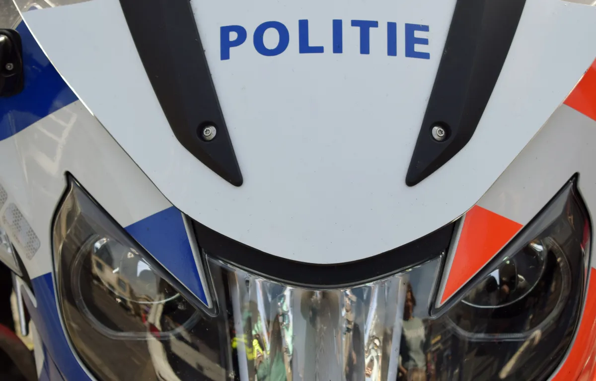 Twee mannen mishandelen motoragent bij controle