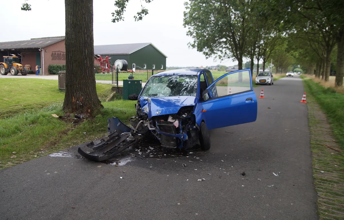 Automobilist zwaargewond bij frontale botsing op boom