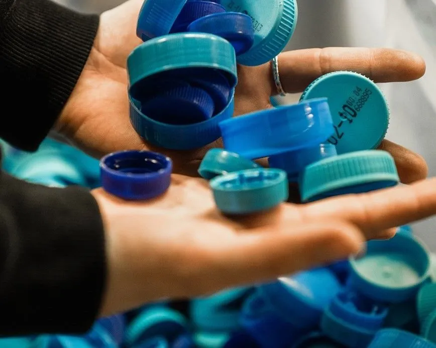 Tante Netty geeft workshop ‘plastic afval omvormen tot een nieuw product’