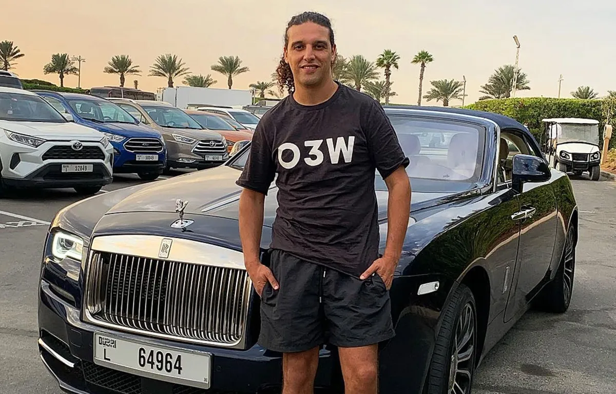 Ali B vlucht uit Nederland: veroordeelde rapper gespot in luxe hotel