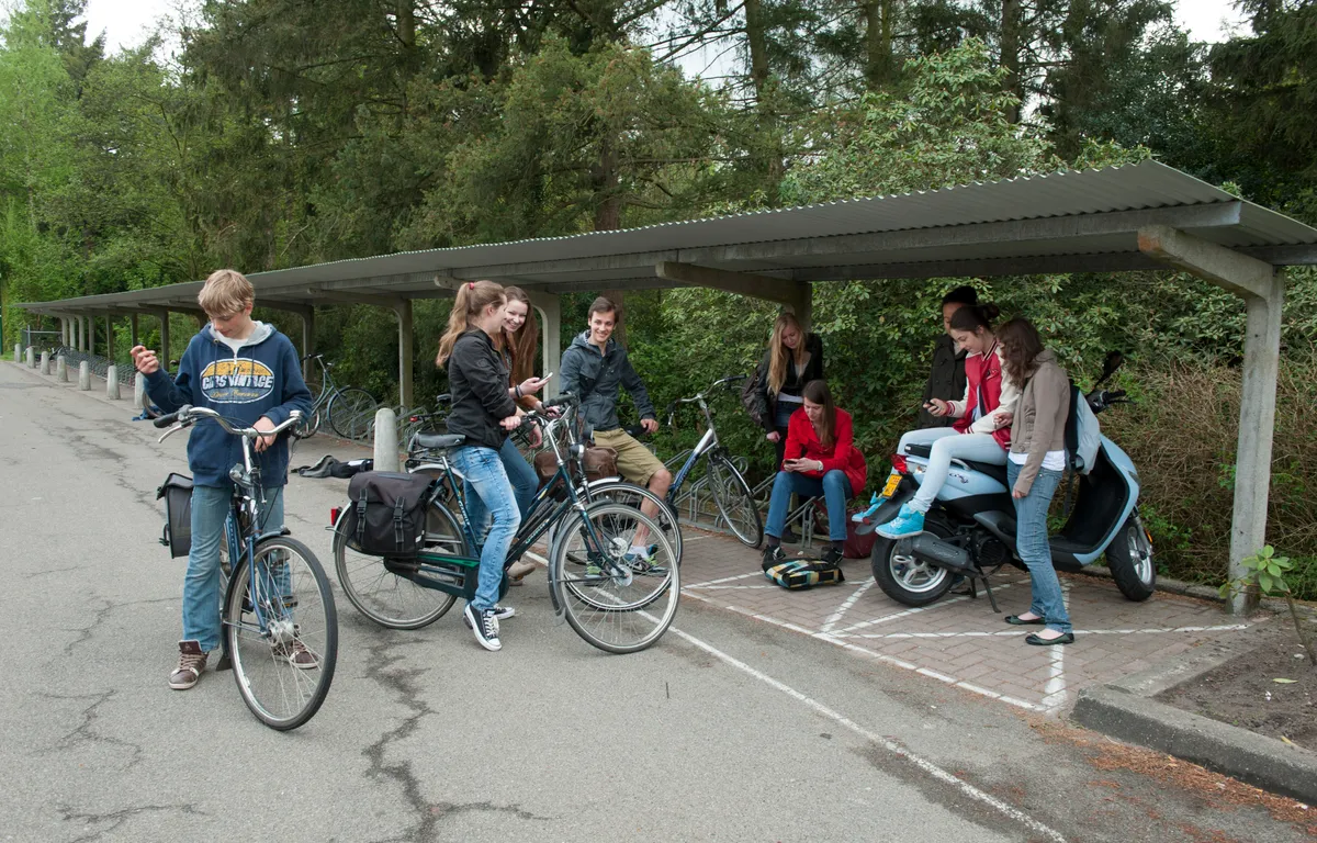 Over de grens: praten met je puber over alcohol en seksualiteit