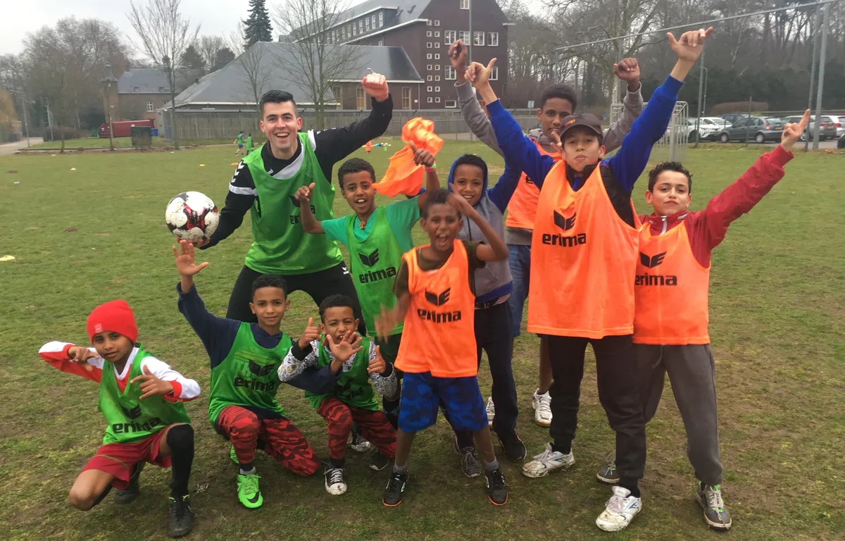 Sport werkt als verbindende factor op het AZC in Baexem