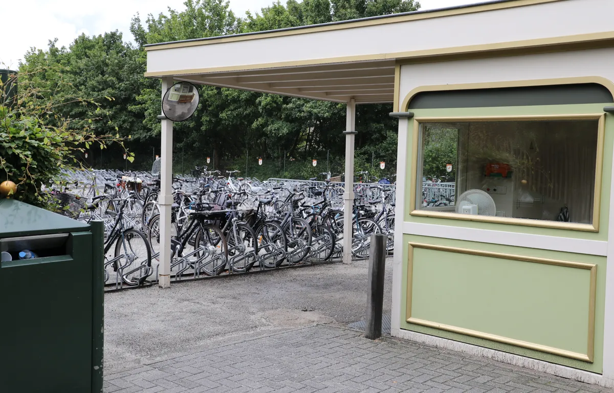 Fietsenstalling Efteling gratis, beveiligingsmedewerkers bewaken de ...