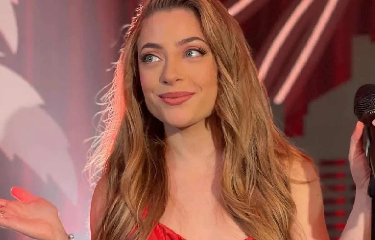 Amy Vol van OG3NE krijgt klap op derrière in Insta video