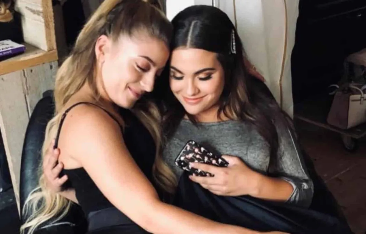 Jarige Amy en Shelley Vol van og3ne gaan los met fles op foto