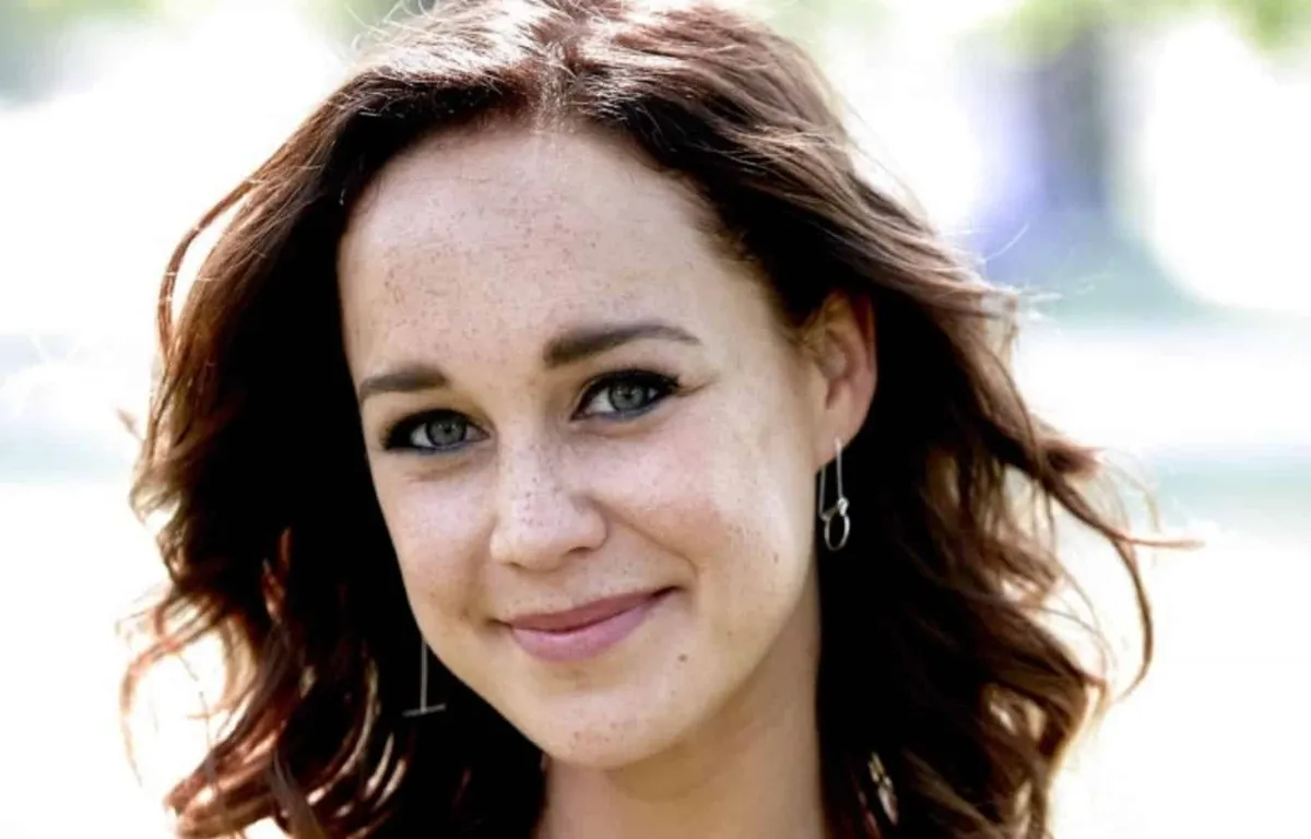 Anouk Maas wil surfen op nieuwe foto