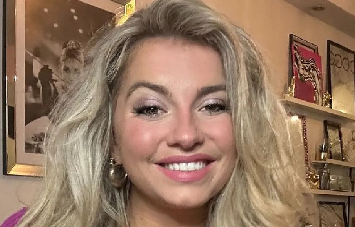 Sensi Lowe valt bijna voorover tijdens Instagram video en wij weten waarom!