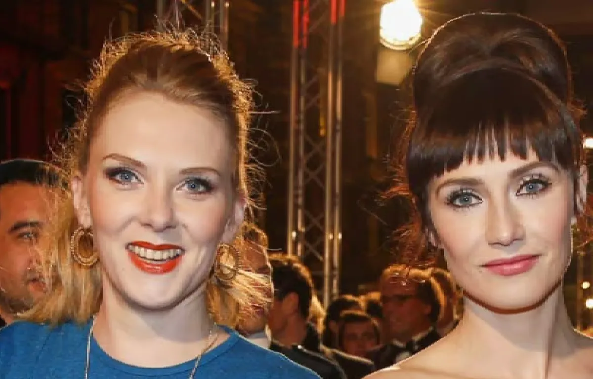 Je gelooft je ogen niet: Zó zagen zusjes Carice en Jelka van Houten er ...