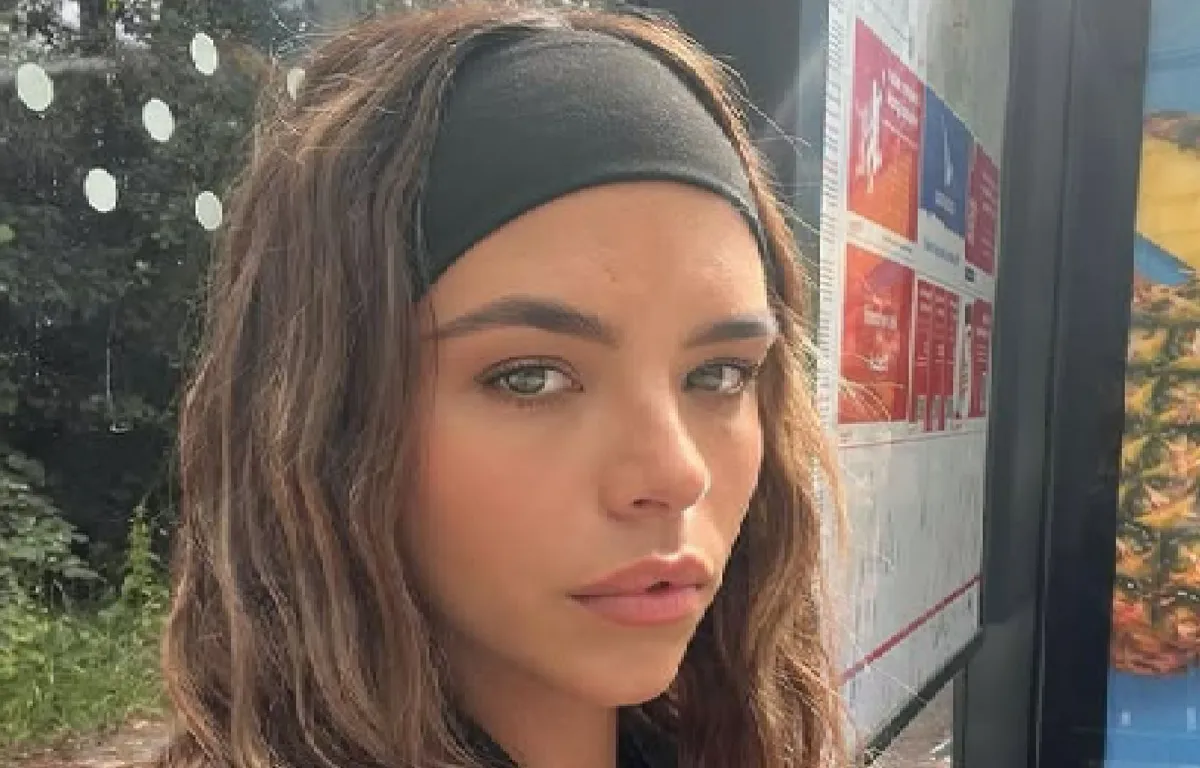 Razend knappe Indigo Oord paradeert zonder broek door paardenstal en kruipt door het hooi (foto's)