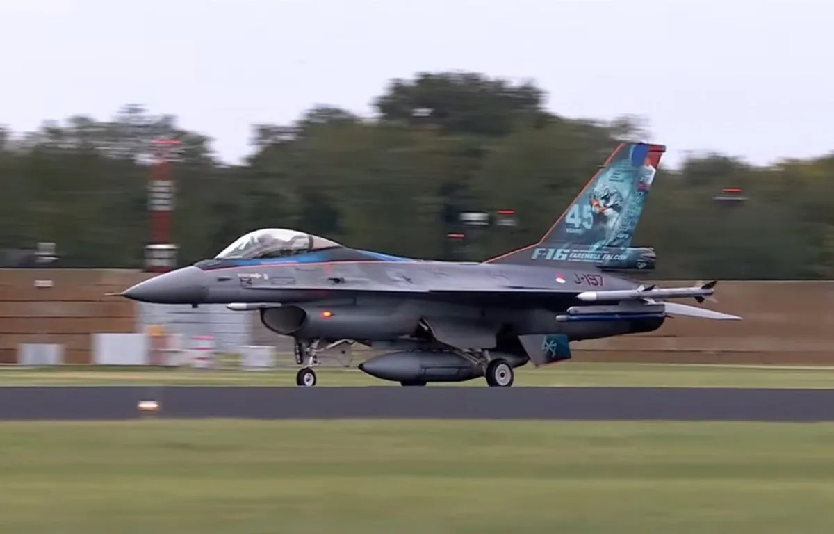 Afscheidsvlucht F16's boven Nederland