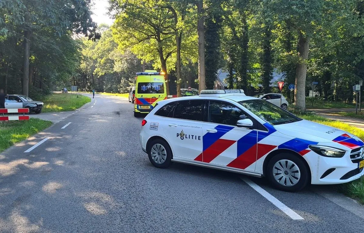 Veel schade na ongeval tussen twee auto's op N374