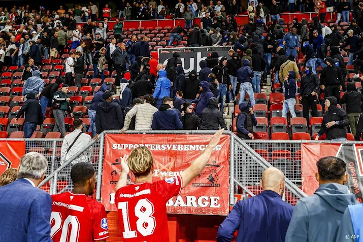 20 verdachten jaar na rellen FC Twente - Hammarby IF voor rechter