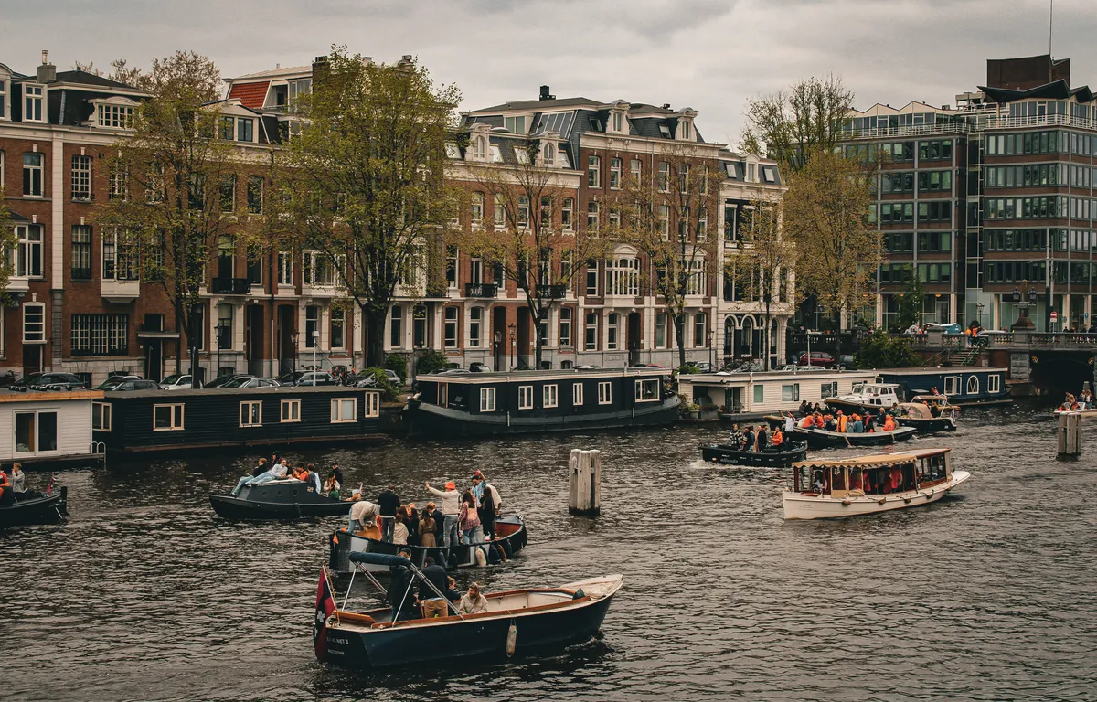 Vanaf 2025 is elektrisch 'bootje varen' in Amsterdam verplicht