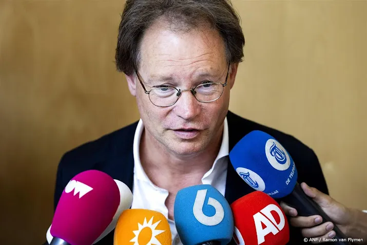 Advocaat Ali B vraagt om vrijspraak zedendelict op schrijverskamp