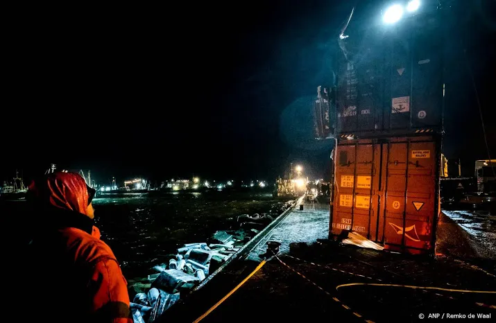 Berging containers bij Terschelling begonnen