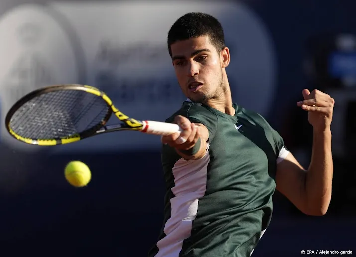 Spaanse tennissensatie Alcaraz ook de beste op gravel Barcelona