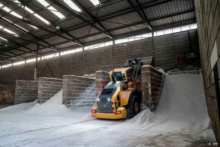 Strooi- en ploegwagens de weg op voor test